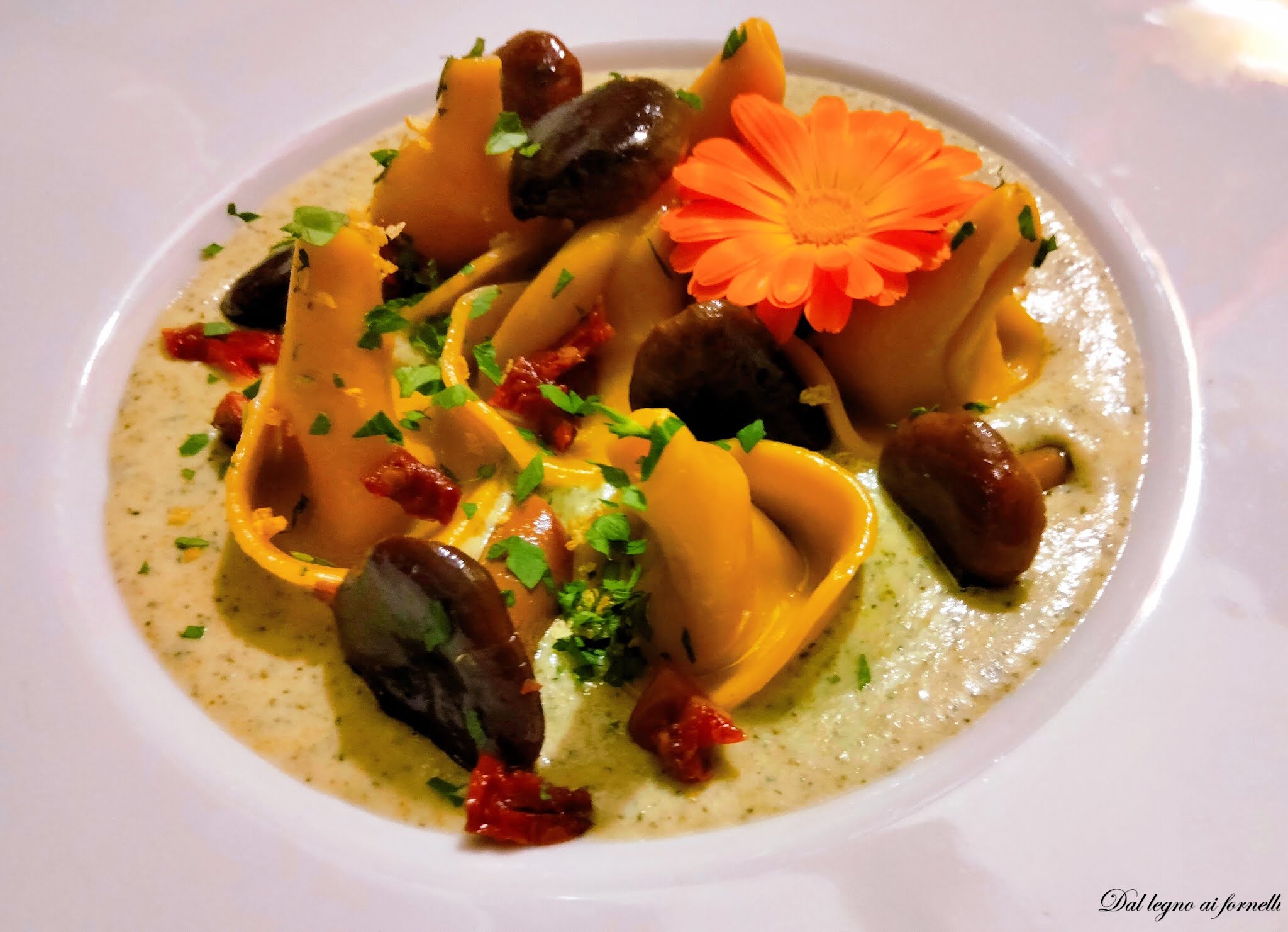 Cappellacci dei briganti con funghi cardoncelli pomodori secchi, su ...