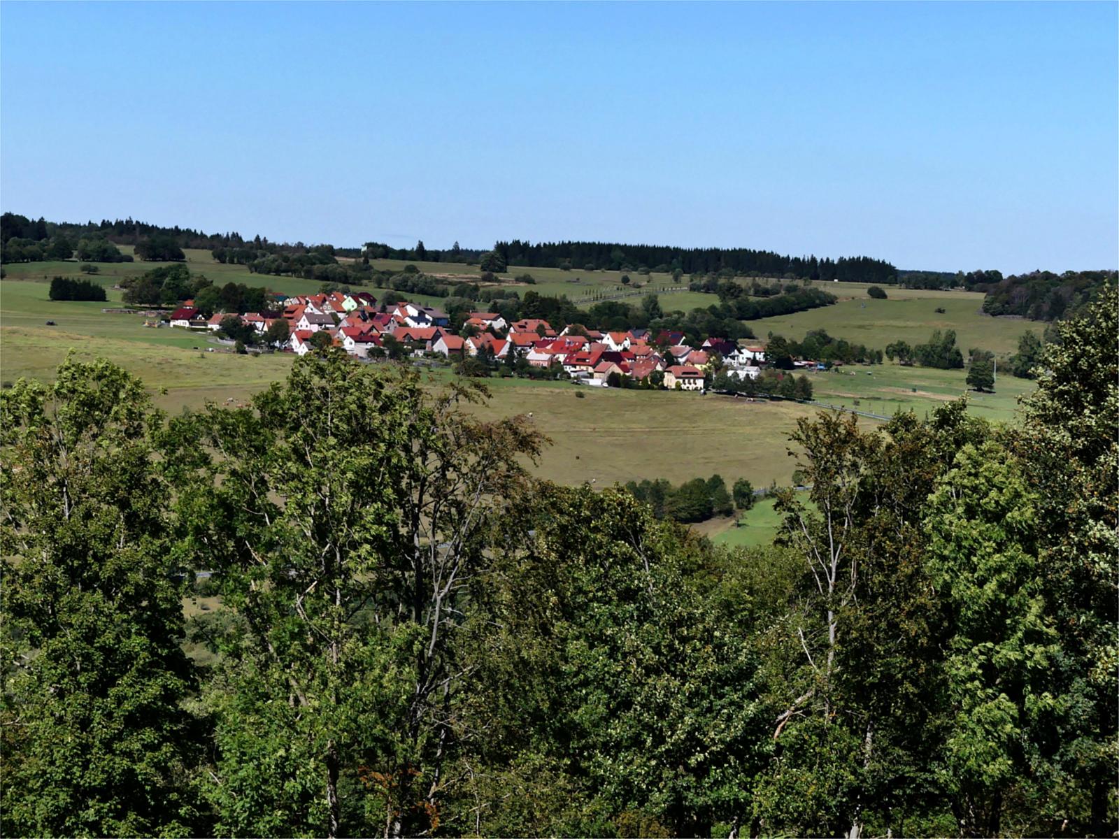 Nach weiteren 100 m kommt man zu eionem Grenzstein am 776 m hohen ...