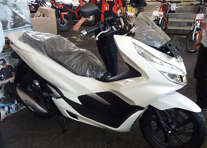 PERBANDINGAN HONDA PCX 150 DAN YAMAHA NMAX 155 | AUTOKLIK