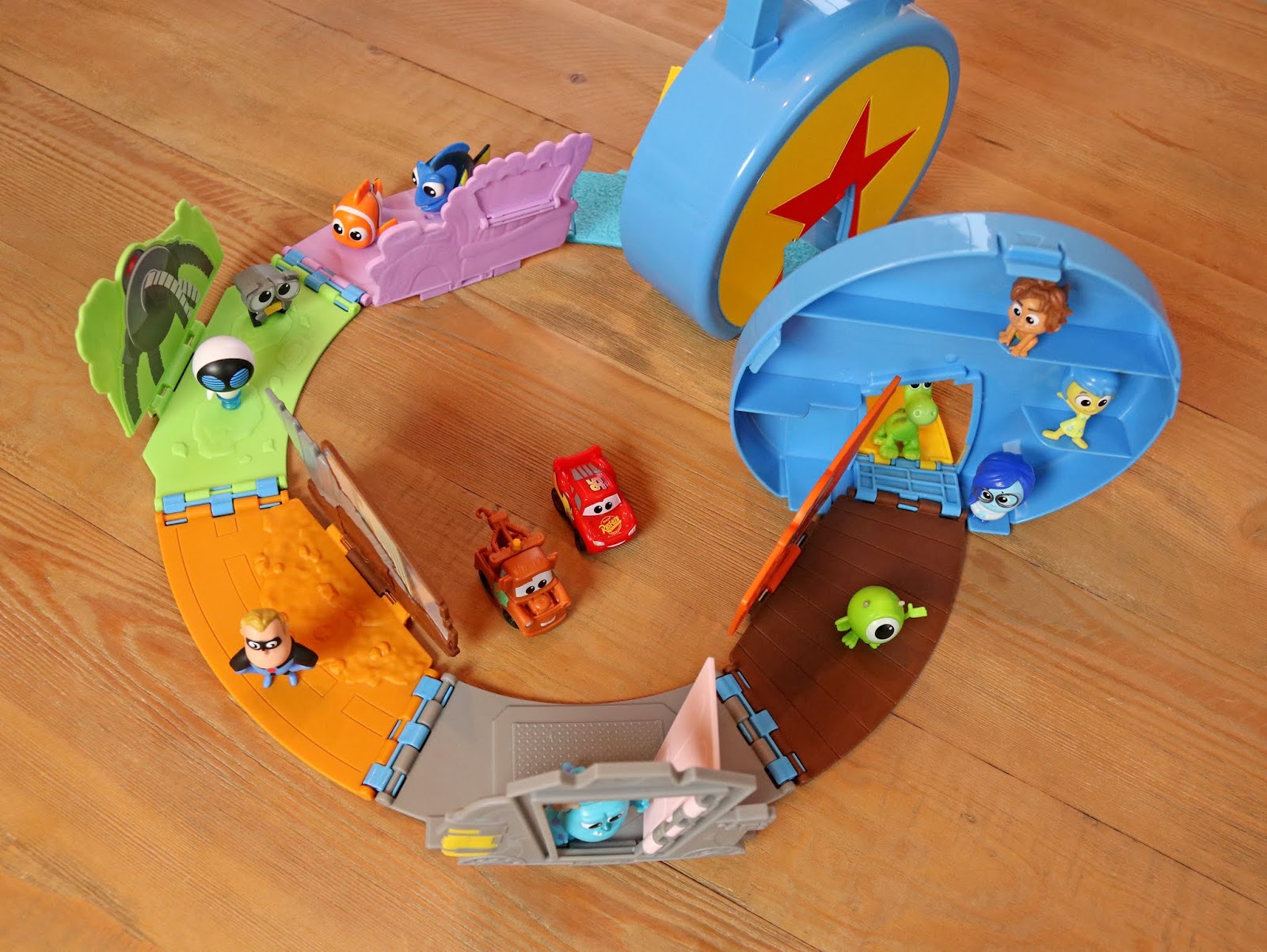 Dan the Pixar Fan: Mattel Pixar Minis "World of Pixar Playset" Review