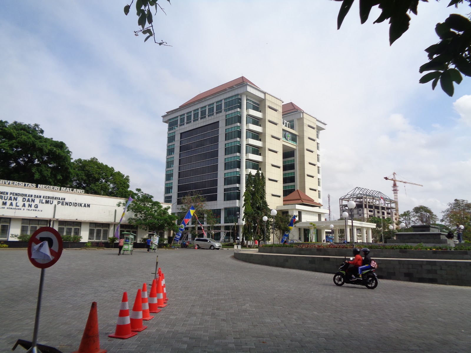Foto-Foto Gedung Rektorat Universitas Negeri Malang (UM) Yang Baru ...