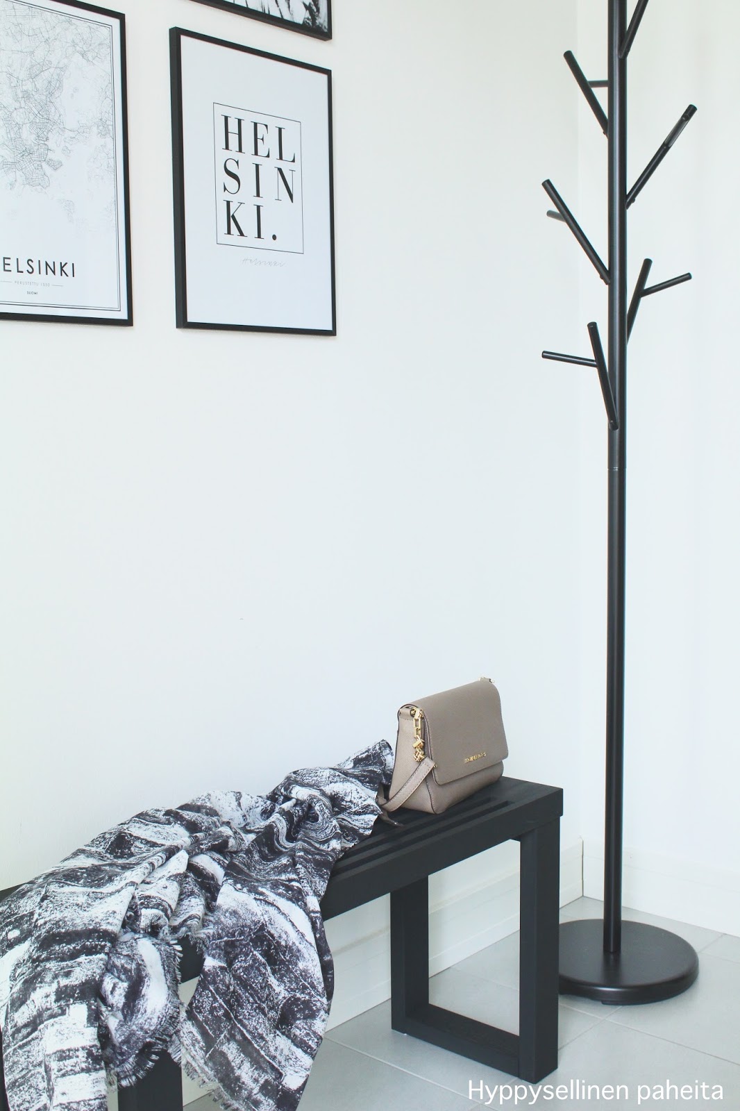 Eteisen mustavalkoiset julisteet - Hyppysellinen paheita