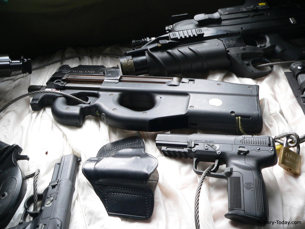 VEICULOS E ARMAMENTOS MILITARES: FN HERSTAL P-90