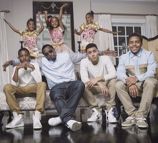 Diddy and his 6 children take stunning family photo