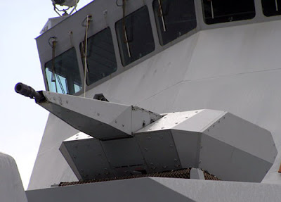 DEFENSE STUDIES: Giliran KRI I Gusti Ngurah Rai 332 Dipasang Meriam CIWS