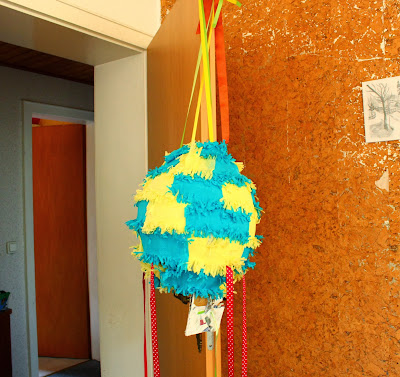 Hook-Paper-Scissors: Pull String Piñata - DIY
