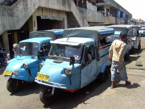 Gambar Transportasi : Kendaraan Roda Tiga Bemo