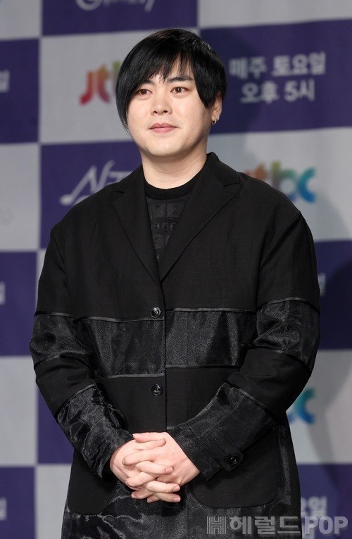 Drama hits Moon Hee Jun as fans of 20 years leave fandom in waves