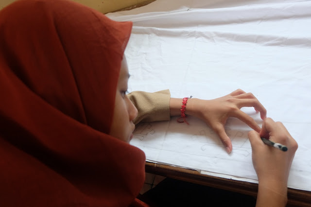 MENGENAL BATIK DENGAN TEHNIK CIPRAT DAN KUAS DI KOTA METRO. ~ DUNIAINDRA