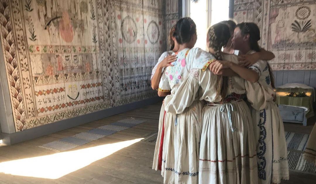 Reflections on Midsommar: ⚘ Behind the Scenes: Florence Pugh describes ...