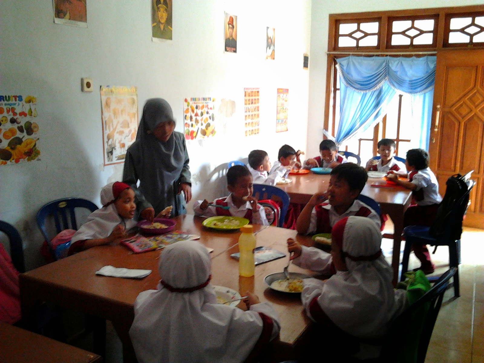 Makan di Sekolah | SDIT ULUL ALBAB KERTOSONO