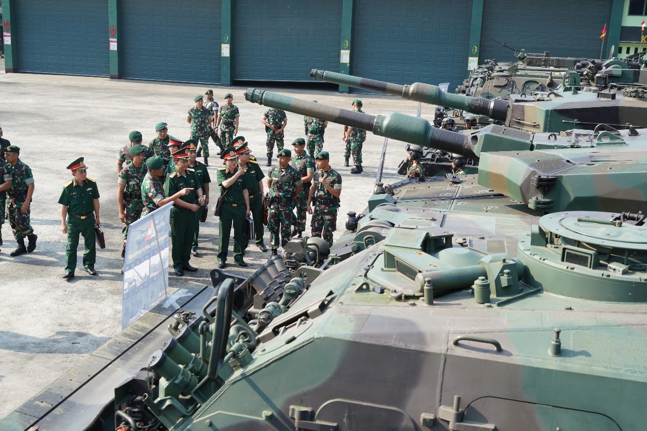 DEFENSE STUDIES: Vietnam Army Academy Kunjungi Yonkav 1 Cijantung