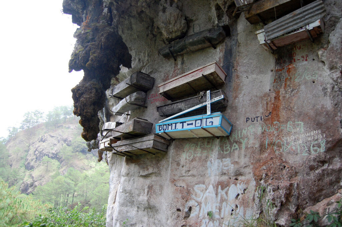 Hanging Coffins of Sagada: The Filipino Tribe That Hangs Its Dead From ...