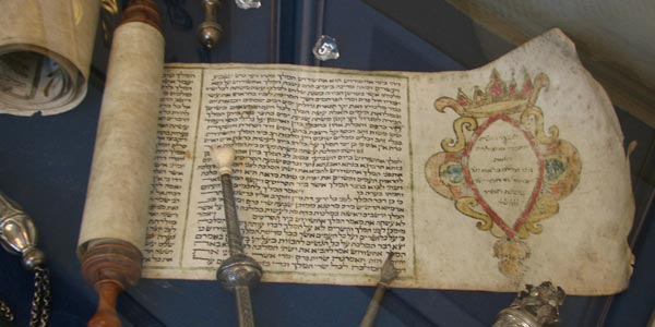 Al-Quran, Tentang Taurat Yang Dipalsukan