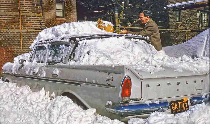 30 Vintage Photos of Cars During the Winter of the 1950s and 1960s ...