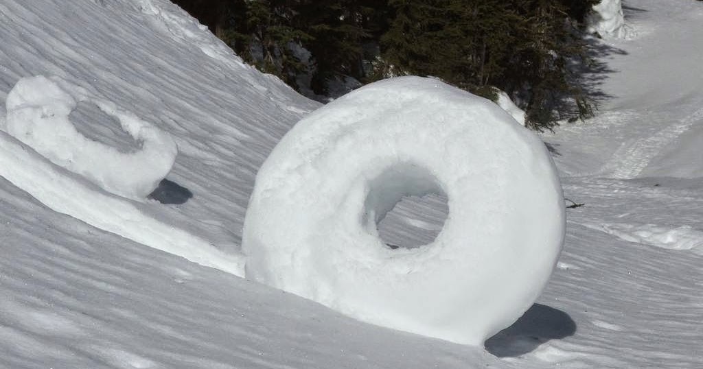 Snow Rollers: Nature’s Winter Treat ~ Kuriositas