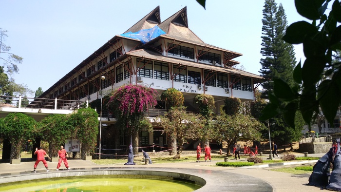 Plaza Widya Nusantara dan Gedung Labtek, Institut Teknologi Bandung ...