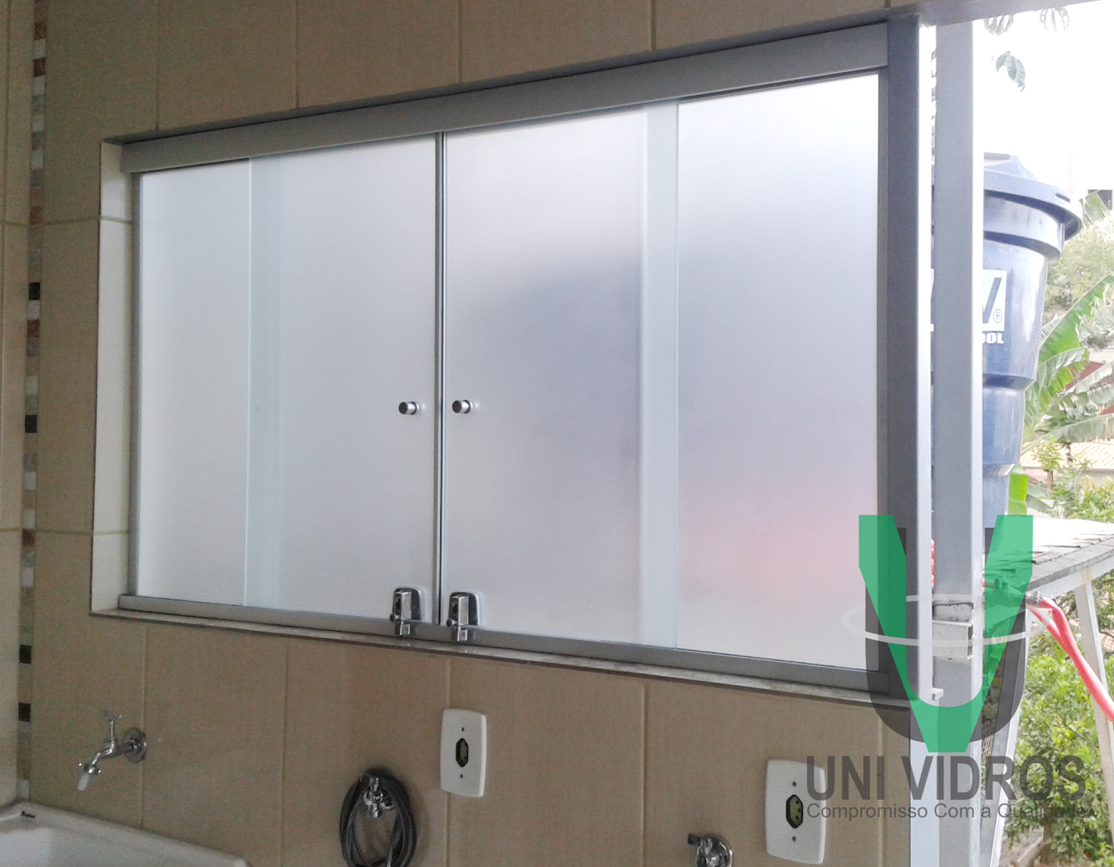 JANELAS E PIVOTANTE EM VIDRO INCOLOR JATEADO E ALUMÍNIO NATURAL FOSCO ...