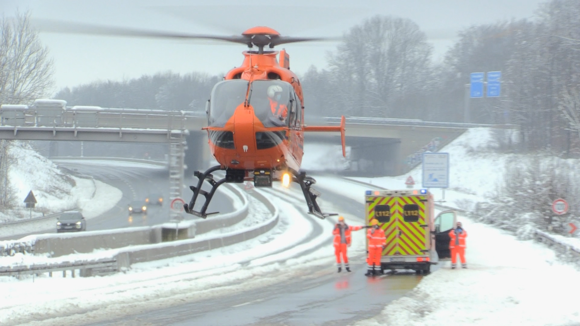 nrw-aktuell.tv: Mehrere Verletzte nach Unfall auf A3 bei Ratingen - Rettungshubschrauber im Einsatz