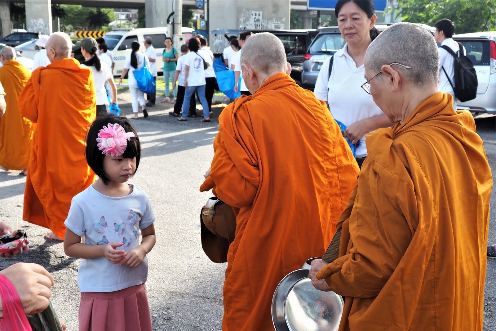 My 14 days as Theravada Buddhist Nun: Day 14 - Pindapata (Offering of ...