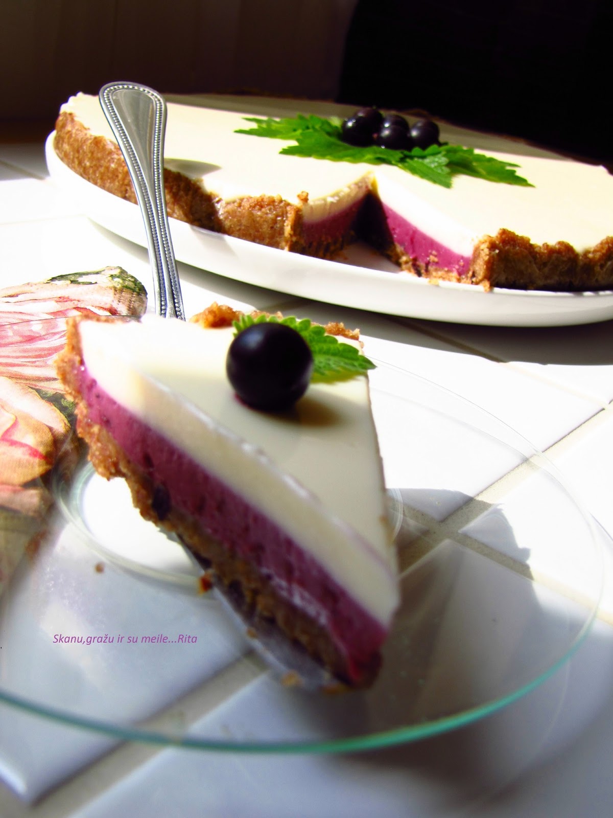 Ritos receptai : Nekeptas juodųjų serbentų ir grietinėlės tortas