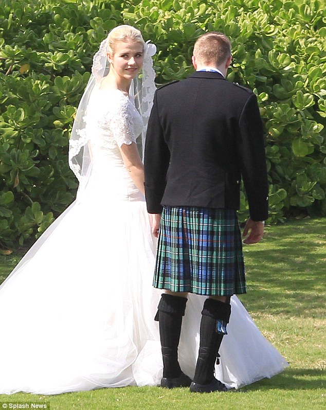 Elizabeth Smart wedds Matthew Gilmour - Red Carpet Wedding