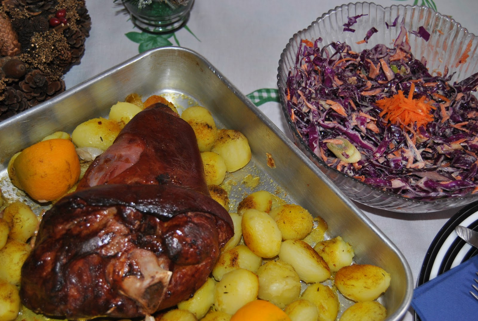 Cozinha de Ramona: Picior de porc la cuptor cu cartofi si salata Coleslaw