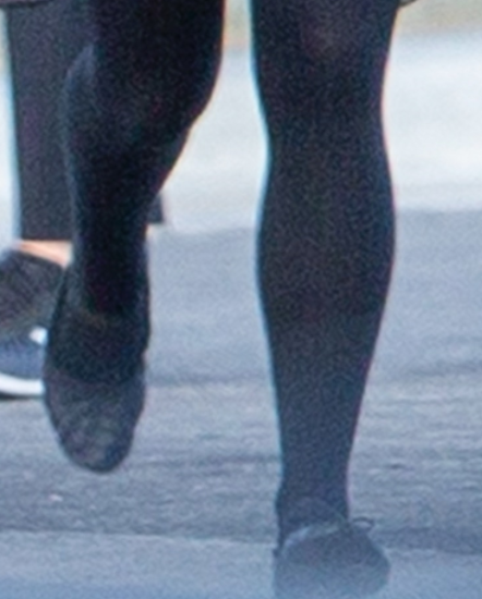 Celebrity Legs and Feet in Tights: Florence Pugh`s Legs and Feet in Tights