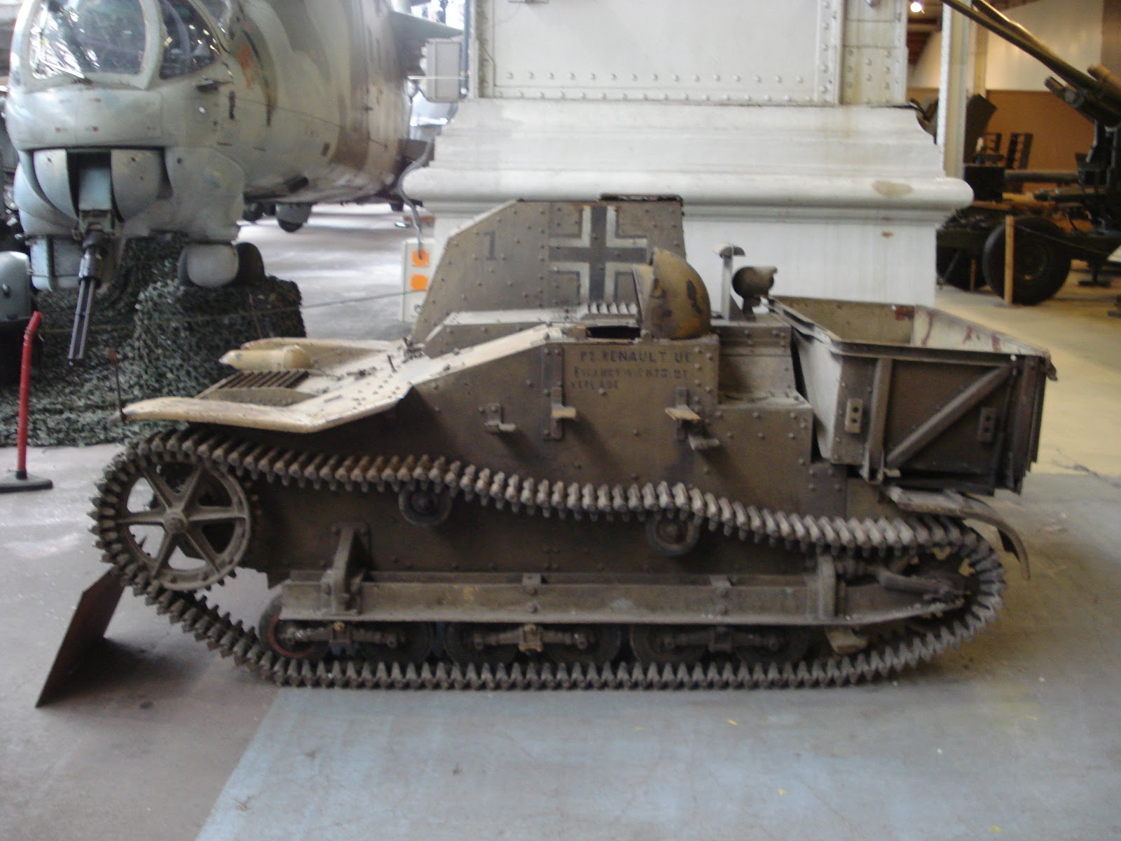 Size's military scale models: Reference pics : Chenillette Renault UE