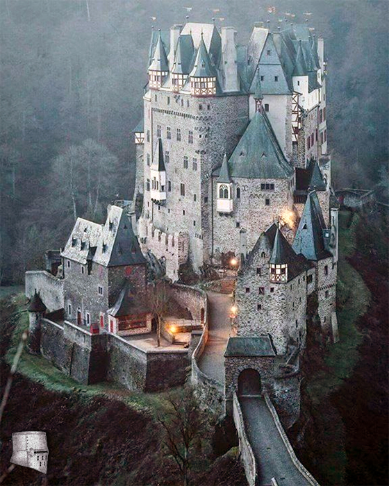 AMO DEL CASTILLO: ¿Cómo se construía un castillo?