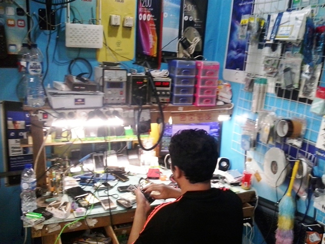 Metamorfosa Tukang Servis Handphone - FAKTA MARHAEN