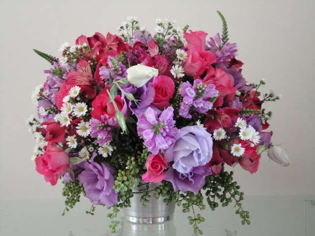 Passo a passo: aprenda a montar um arranjo floral e deixe sua casa ...