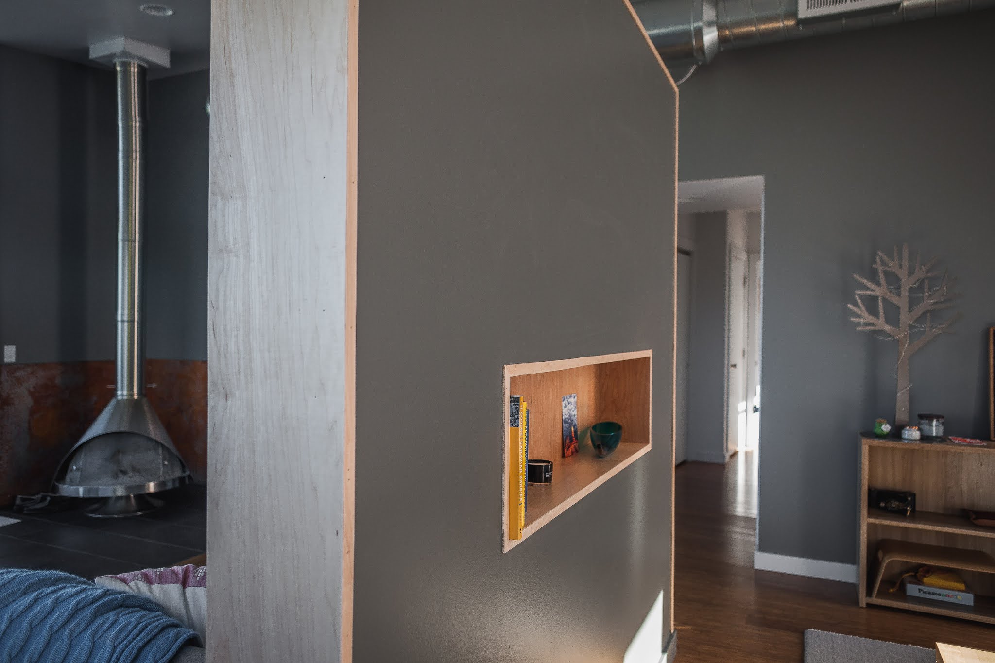 Building the floating wall: the final touches.