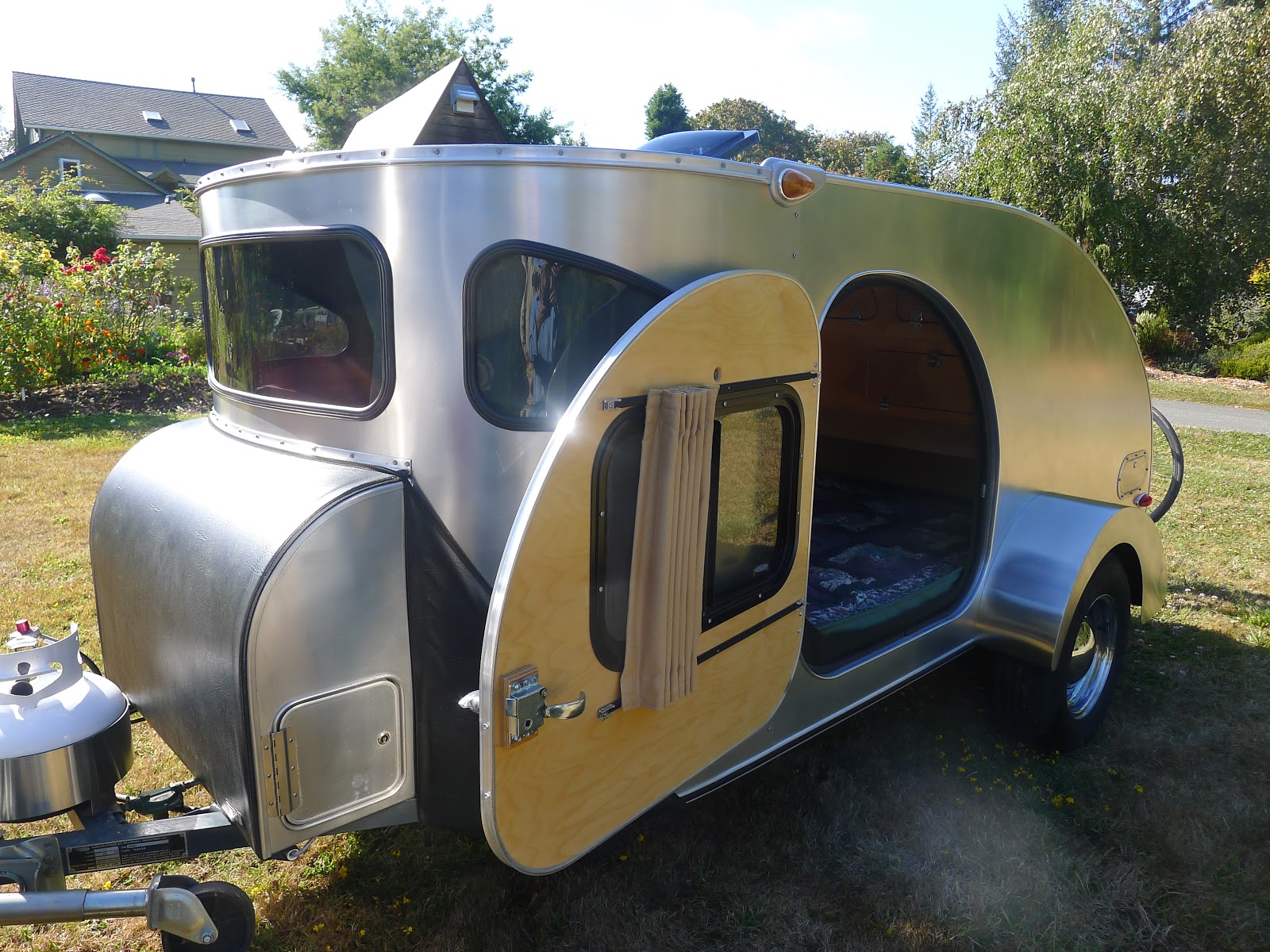 Green Goddess Glamping: The Art of Teardrop Trailers: Betsy Downs