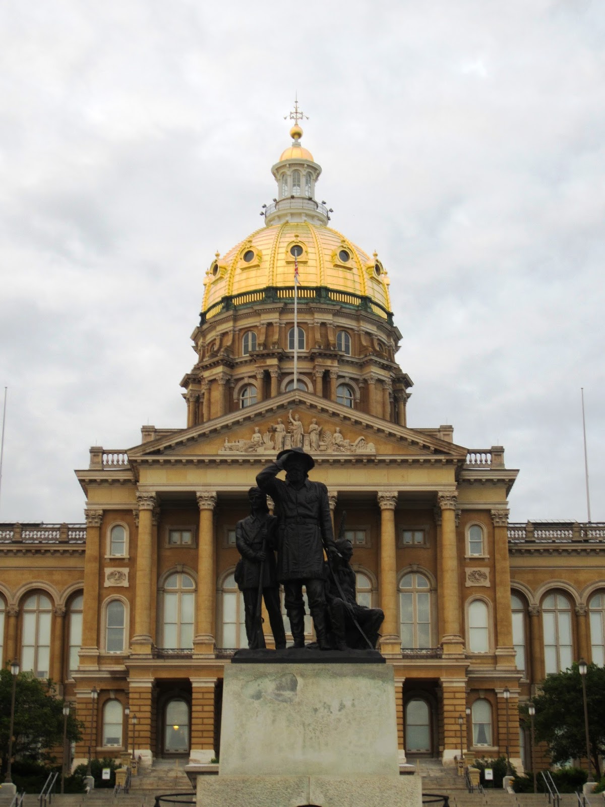 Souvenir Chronicles: DES MOINES, IOWA: STATE CAPITOL BUILDING GROUNDS