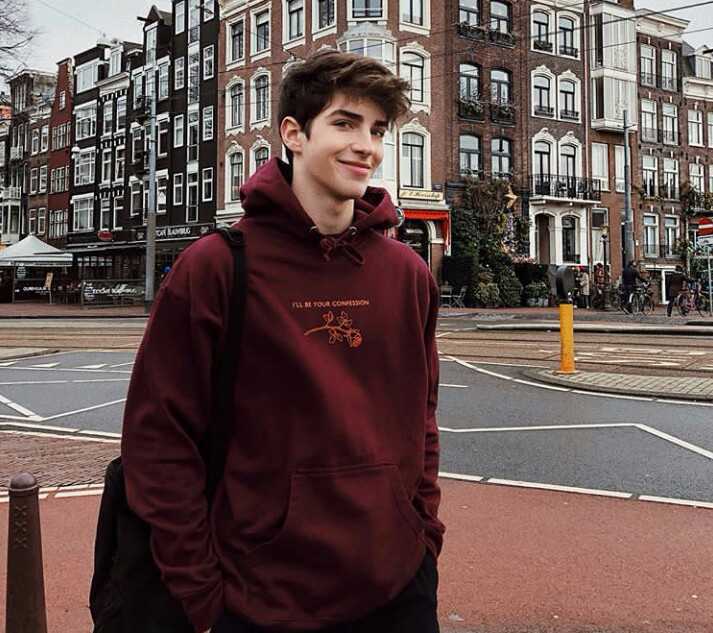 Biografi Manu Rios Dalam Bahasa Inggris