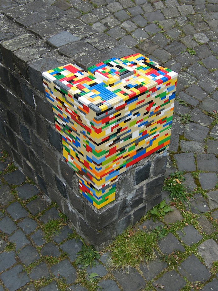 Bytes: Street Art: Lego
