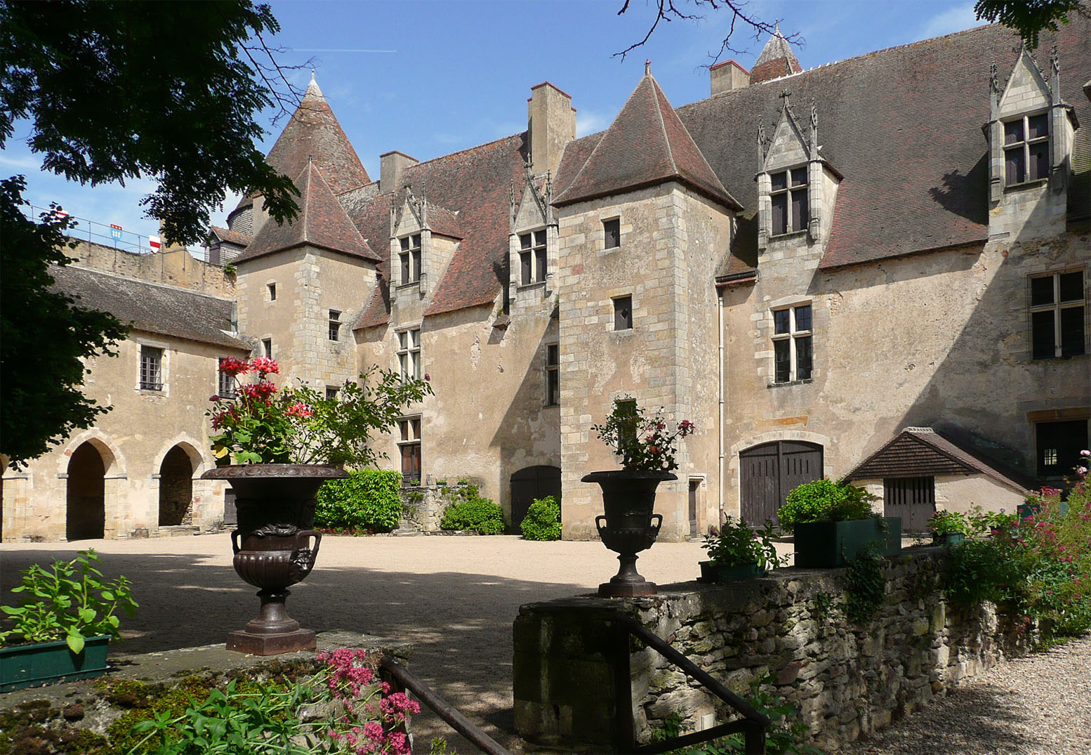 Living the life in Saint-Aignan: Le Château de Culan...