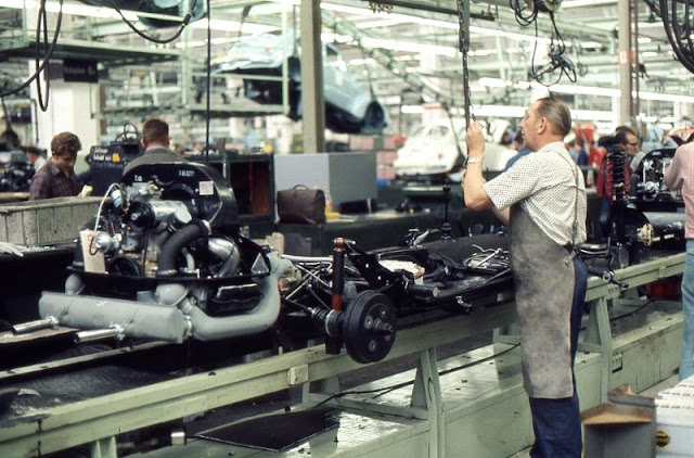 Inside the Volkswagen Factory in Wolfsburg in 1970 Through Amazing ...
