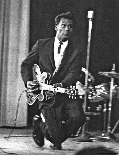 20 Interesting Photographs of Chuck Berry Shows Off His Legendary Duck ...