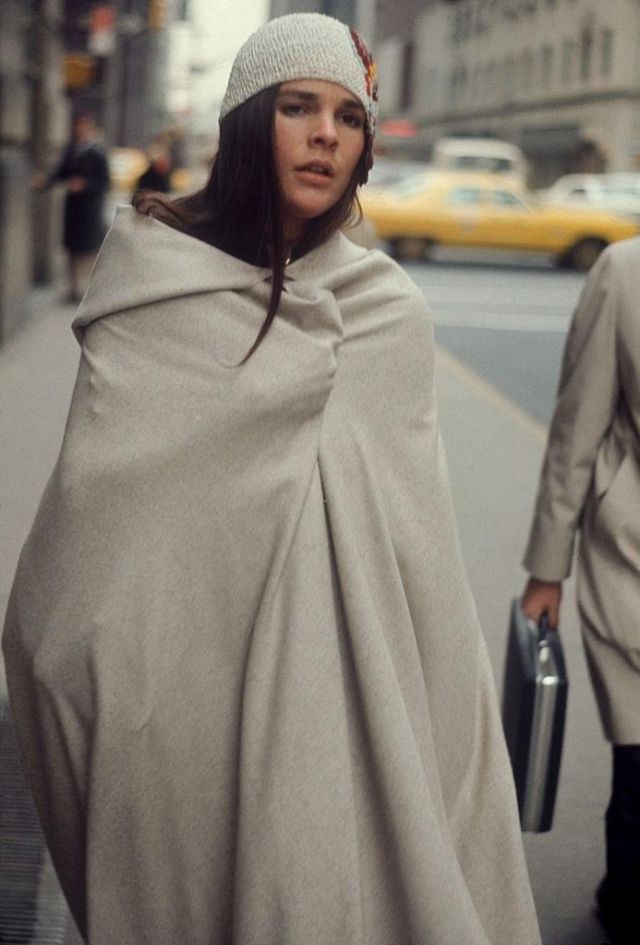 40 Beautiful Portrait Photos of Ali MacGraw in the 1960s and Early ’70s ...