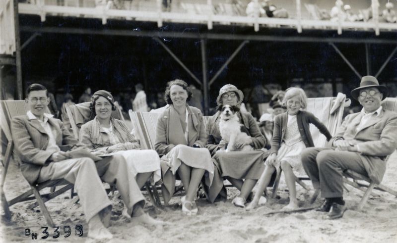40 Found Photos Capture People At the Seaside in the 1920s and ’30s ...