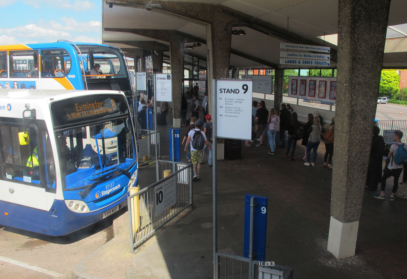 Busworld Photography: Long Queues at Exeter Paris Street Bus Station