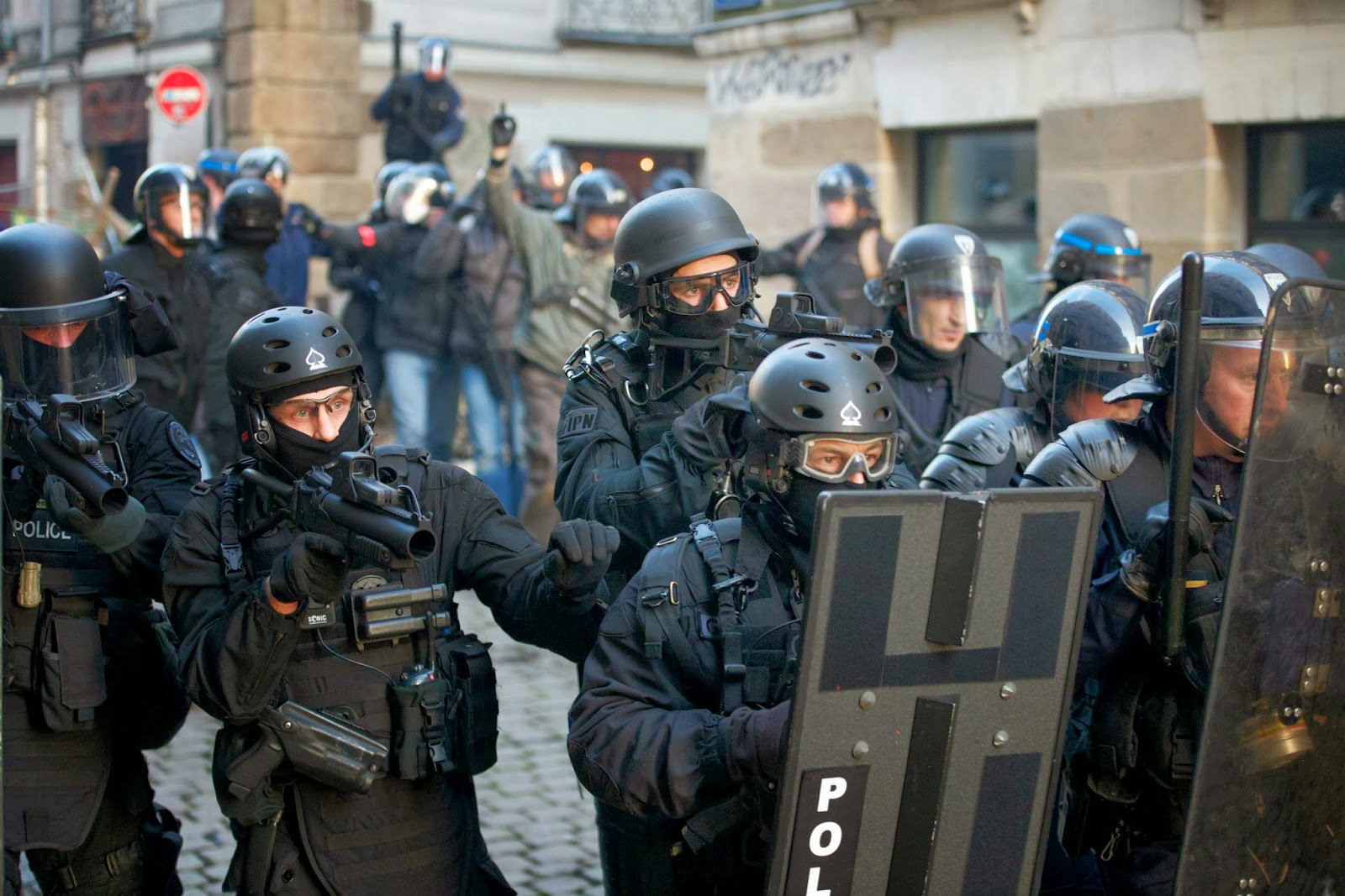 27 novembre 2007: Images de tirs au flashball & LBD policiers / Nantes ...