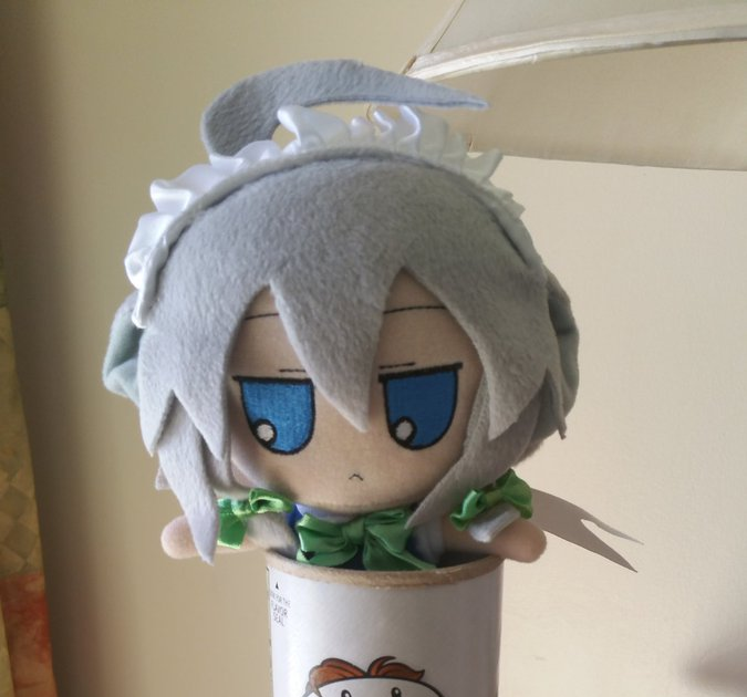 Fumo Sakuya en envase de pringles