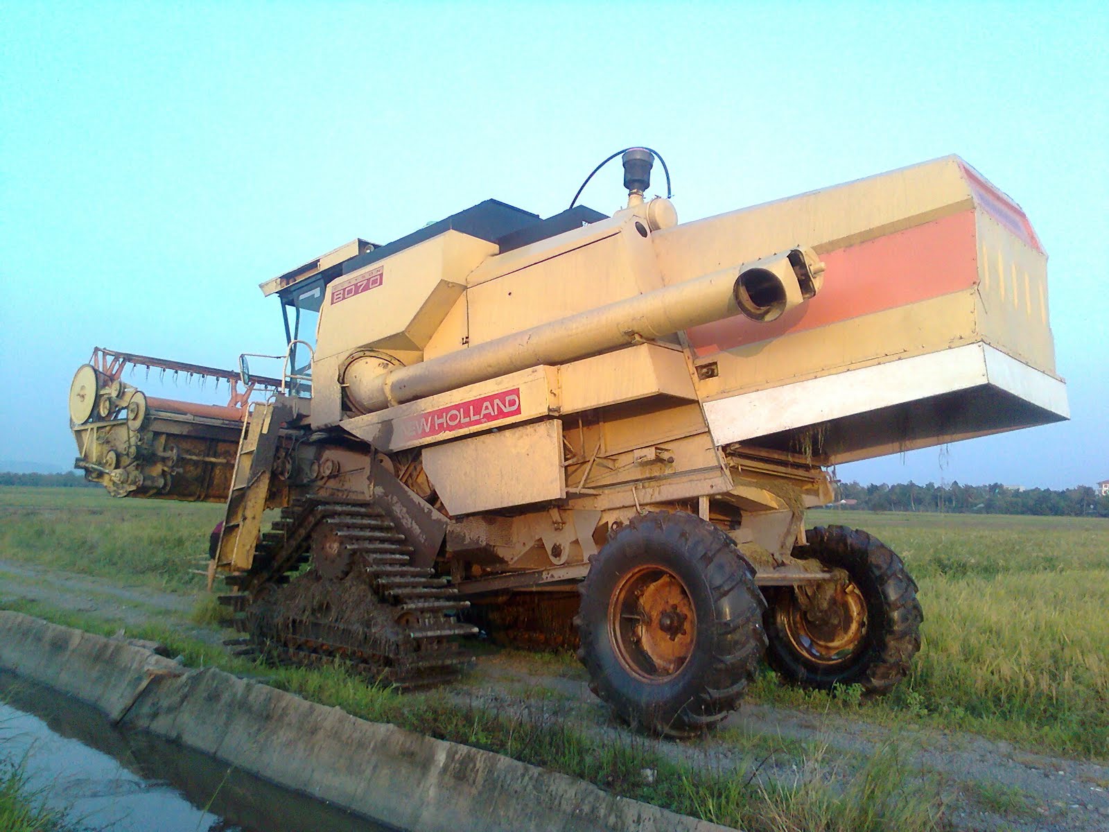 Tanah Utara: NEW HOLLAND CLAYSON 1540,1545,8060,8070,8080 PERLIS INDERA KAYANGAN