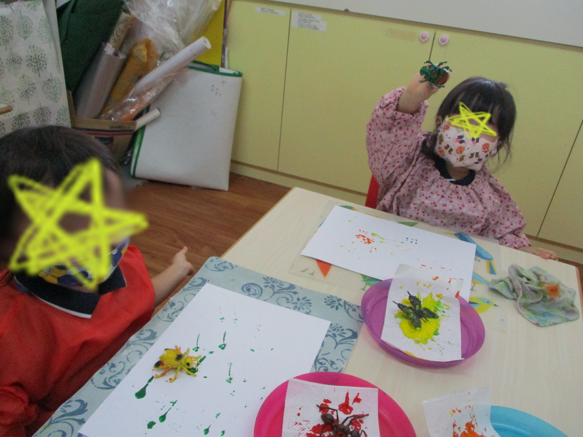 シンガポールの幼稚園 ☆KiZroo Kindergarten☆: 【TD & N1】Creepy Crawling Painting and ...