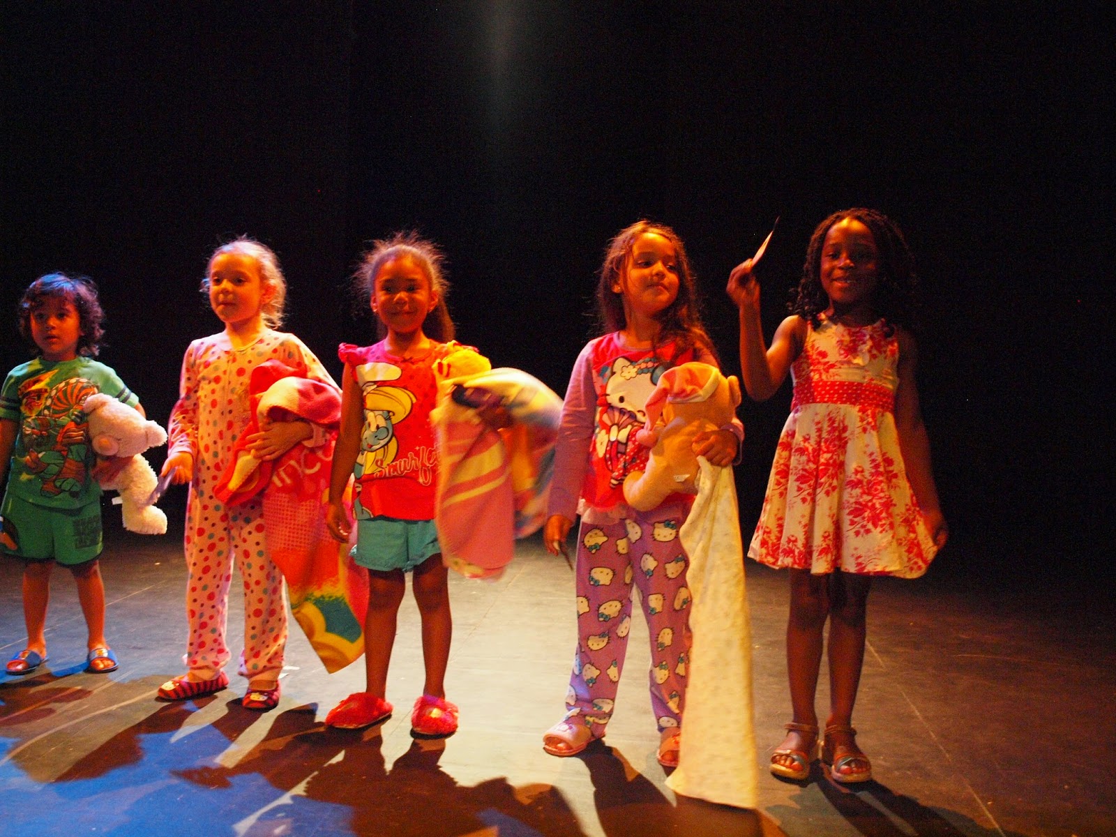 Kindergarten children perform on the stage for the first time! St ...
