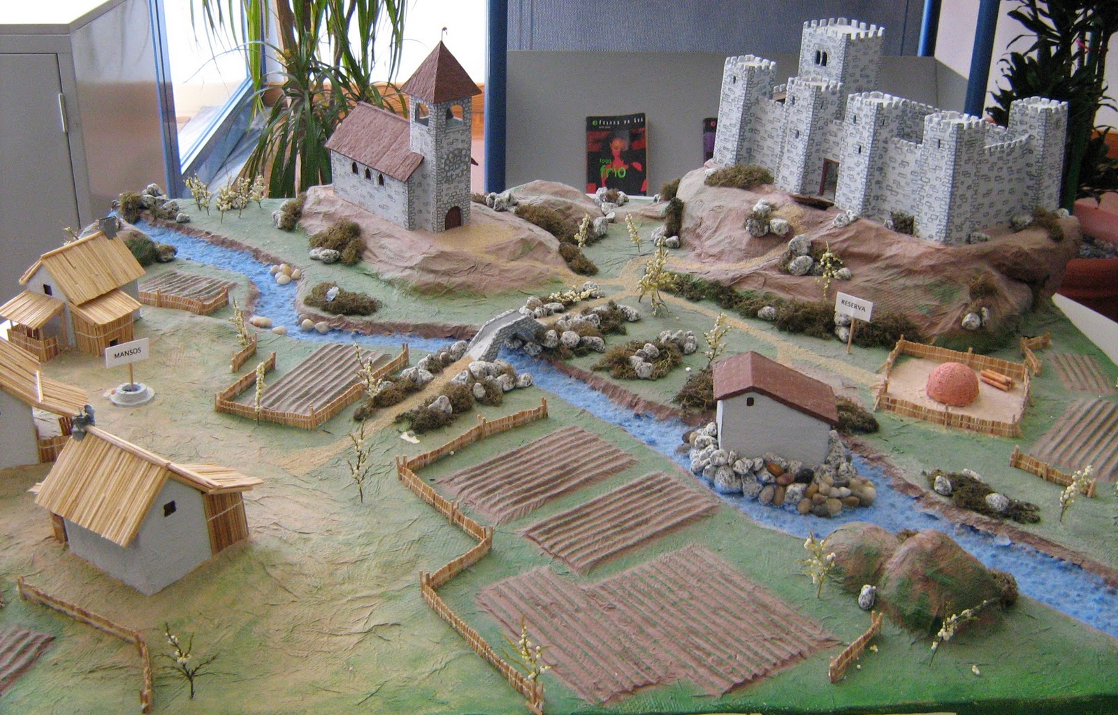 Biblioteca da Escola EB2,3 Engº Duarte Pacheco: Maqueta de um senhorio ...