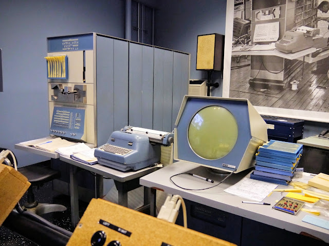 Retromobe - retro mobile phones and other gadgets: DEC PDP-1 (1960)